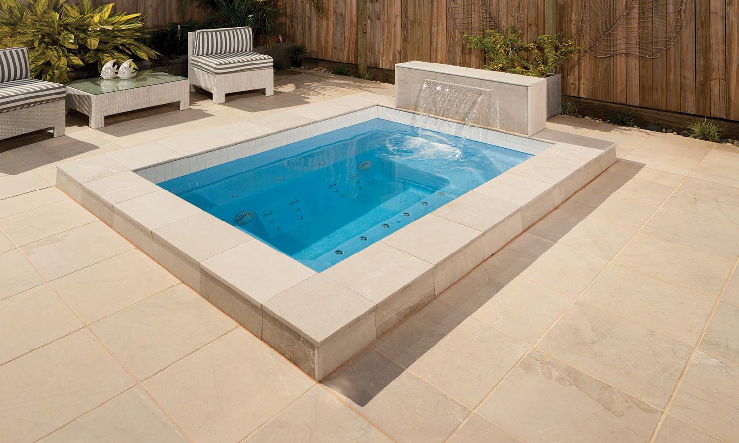 Deluxe Spa - Freedom Pools